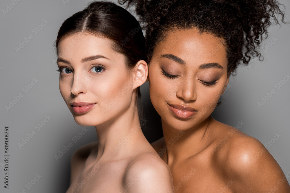 portrait of naked multicultural women with perfect skin on grey 素材庫相片