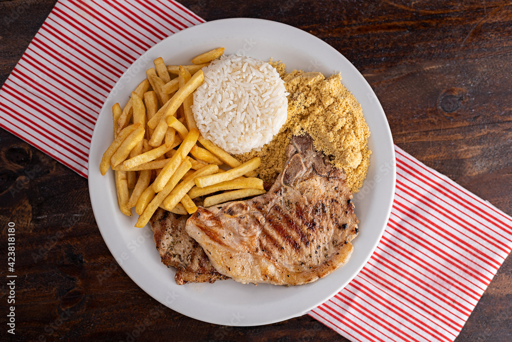 Refeição Prato Feito Arroz feijão batata frita bisteca de porco