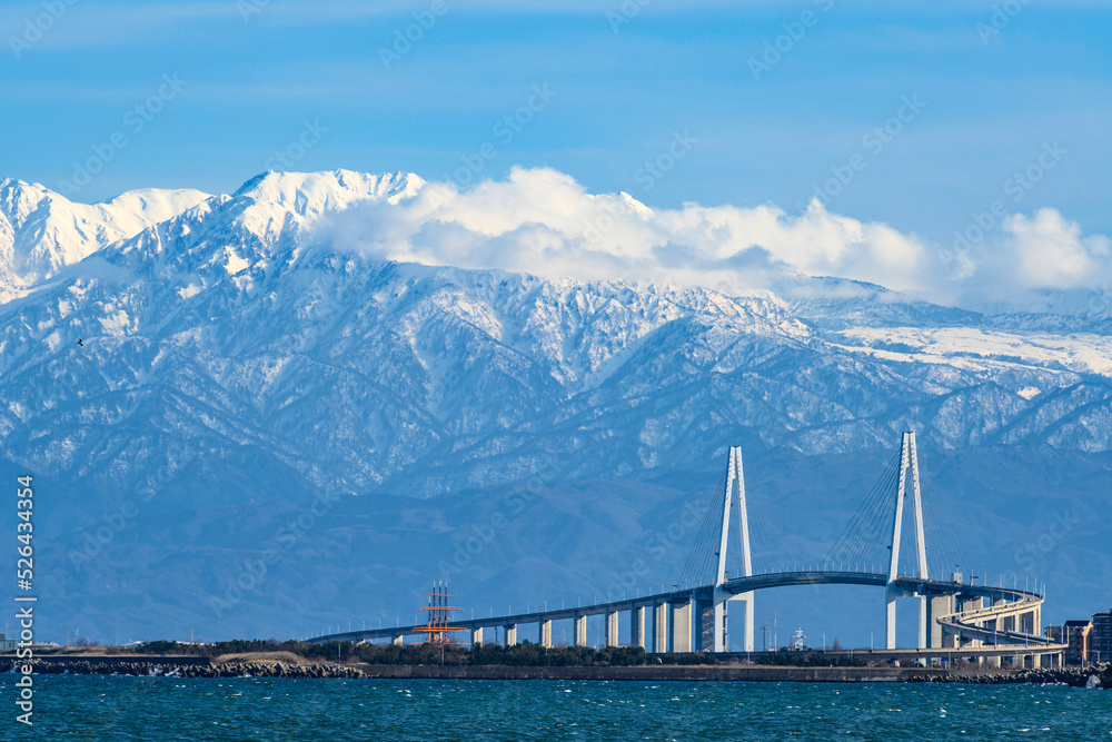 冬の立山連峰と新湊大橋 Stock Foto Adobe Stock