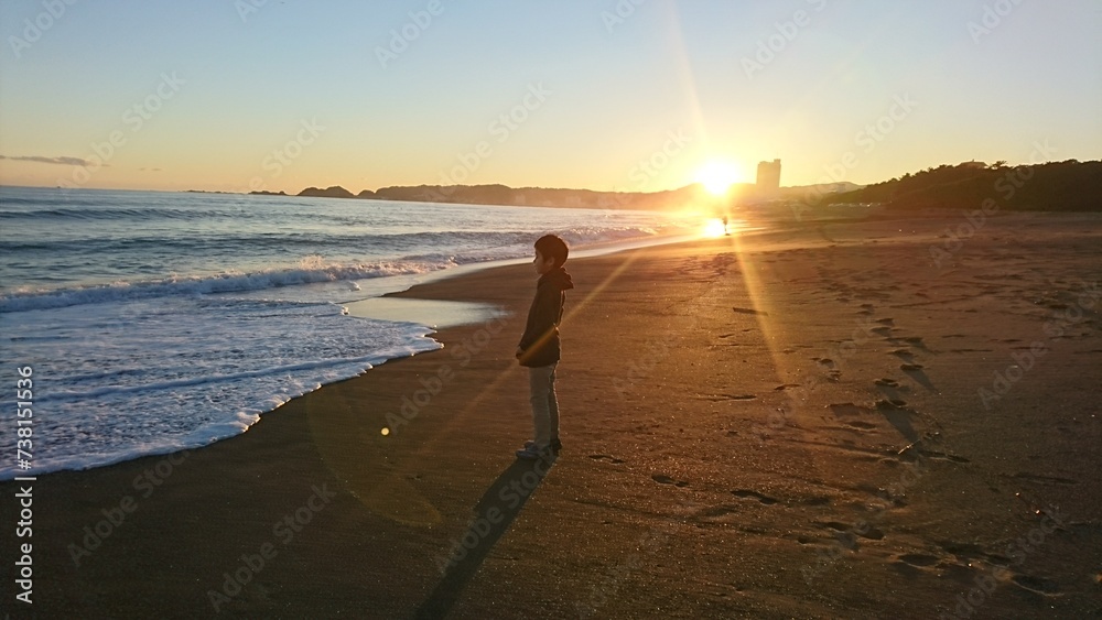 夕暮れの浜辺より 夕焼け 夕陽と男の子 Stock Photo Adobe Stock