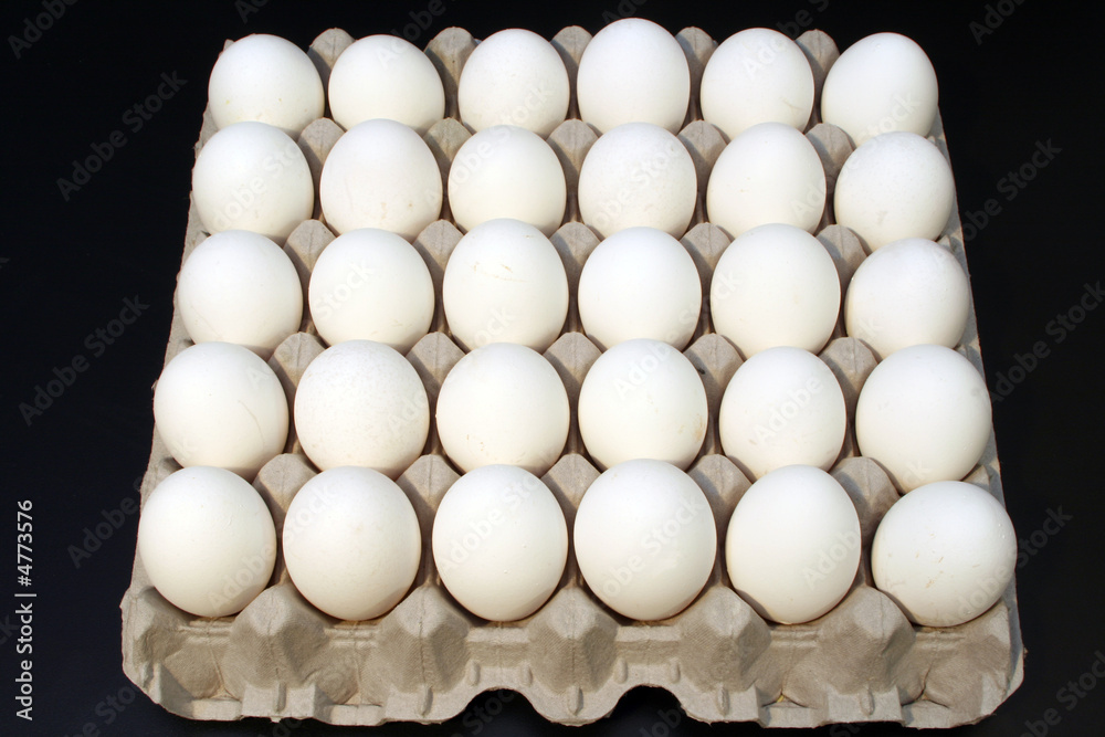 Foto de Stock Cartón de huevos. Huevos blancos de gallina. Alimento de ...