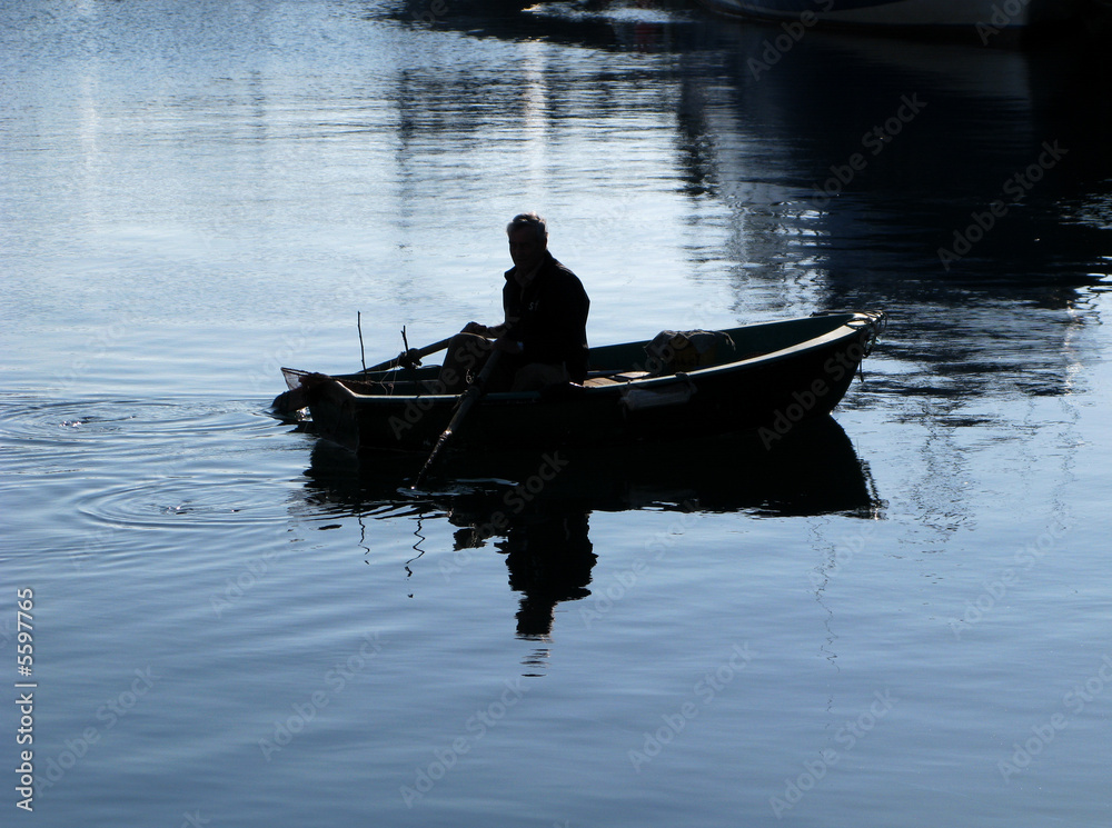 Foto de Stock HOMBRE REMANDO | Adobe Stock