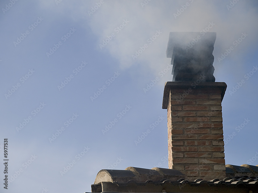 Foto de Stock Chimenea con humo | Adobe Stock