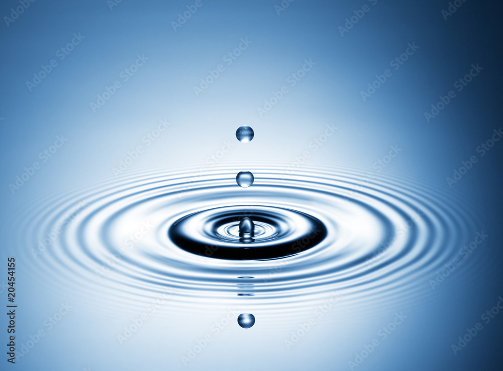 Stock-Foto „Wassertropfen klare Tropfen blau 3“ | Adobe Stock