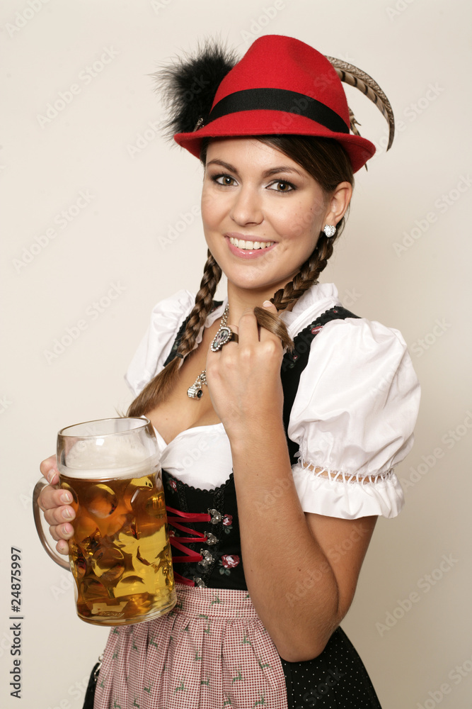 Stock-Foto „bayrisches Madl im Dirndl mit Bier“ | Adobe Stock