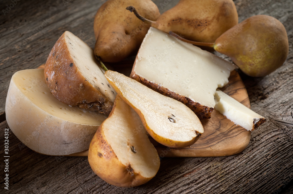 variety of italian cheese and pears- formaggi italiani e pere Stock ...
