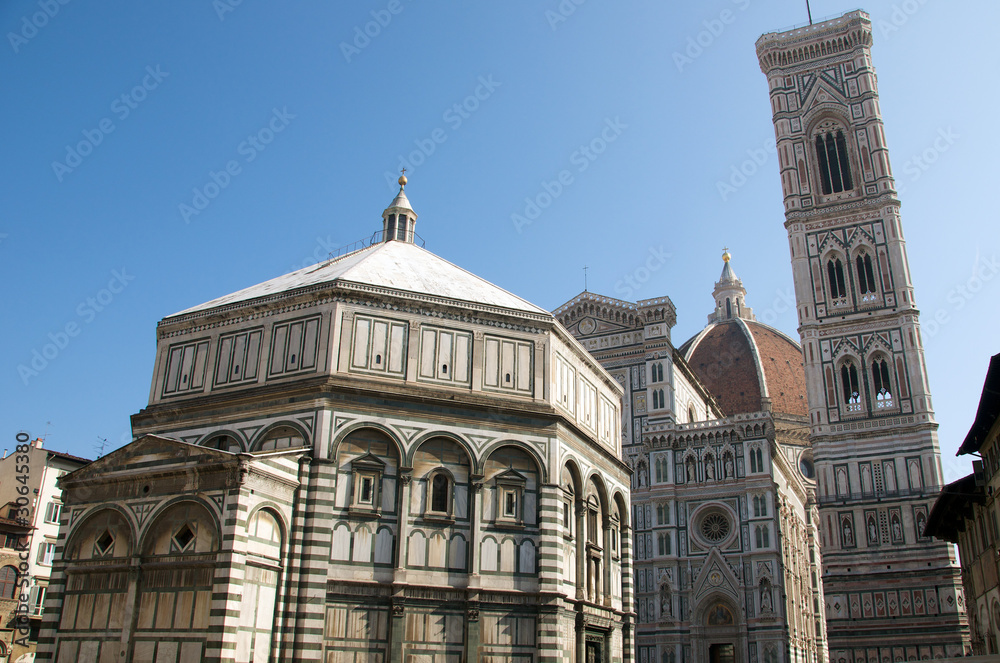 Le baptistère et la Cathédrale Santa Maria del Fiore à Florence en ...