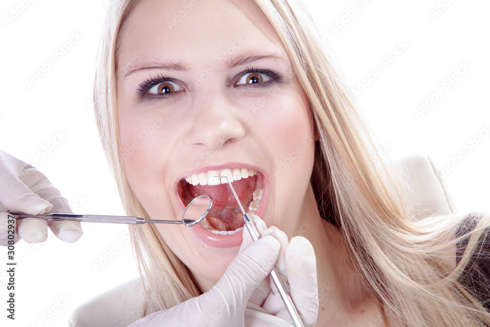 Stock-Foto „Frau beim Zahnarzt mit Lachen Nahaufnahme“ | Adobe Stock