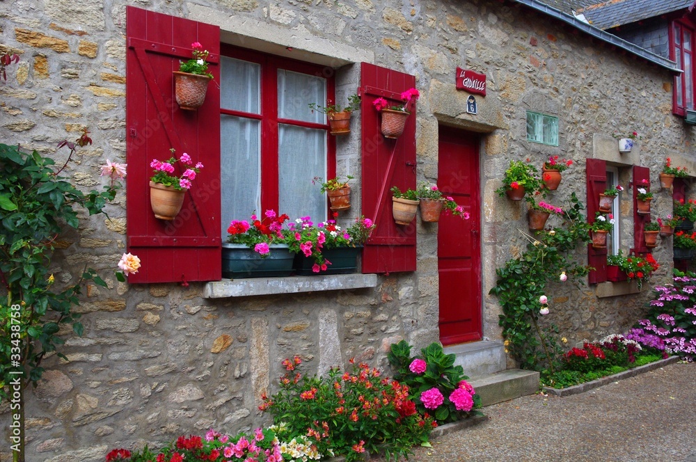 Photo Stock Les volets rouges | Adobe Stock