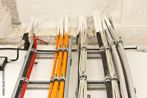 Kabeltrasse mit Kabel in die Decke mit Brandschottung Stock-Foto ...