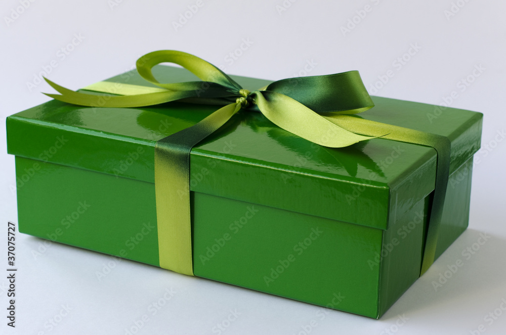 Stock-Foto „Verpacktes Geschenk in Grün“ | Adobe Stock