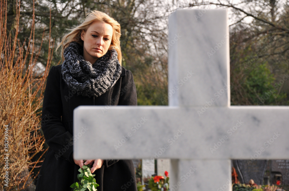 Frau trauert auf Friedhof Stock Photo | Adobe Stock