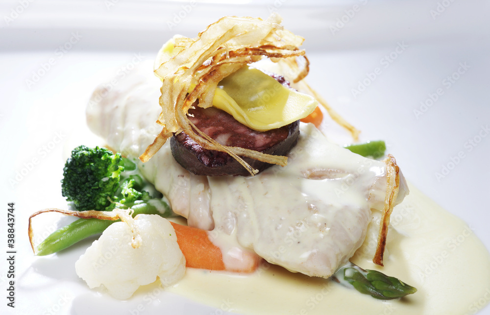 Stock-Foto „Dorschfilet mit Erstlingsgemüse, Blutwurst-Ravioli und ...