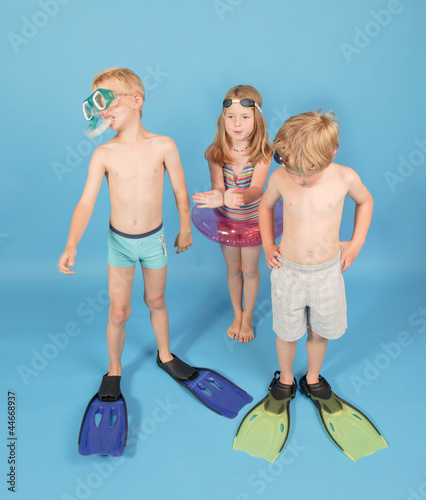 drei Kinder in Badesachen Stock-Foto | Adobe Stock