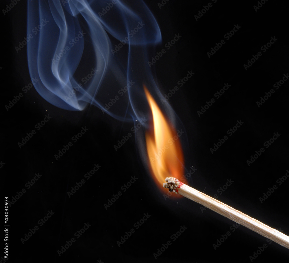Encendiendo un cerillo,fósforo encendido en fondo negro. Stock Photo ...