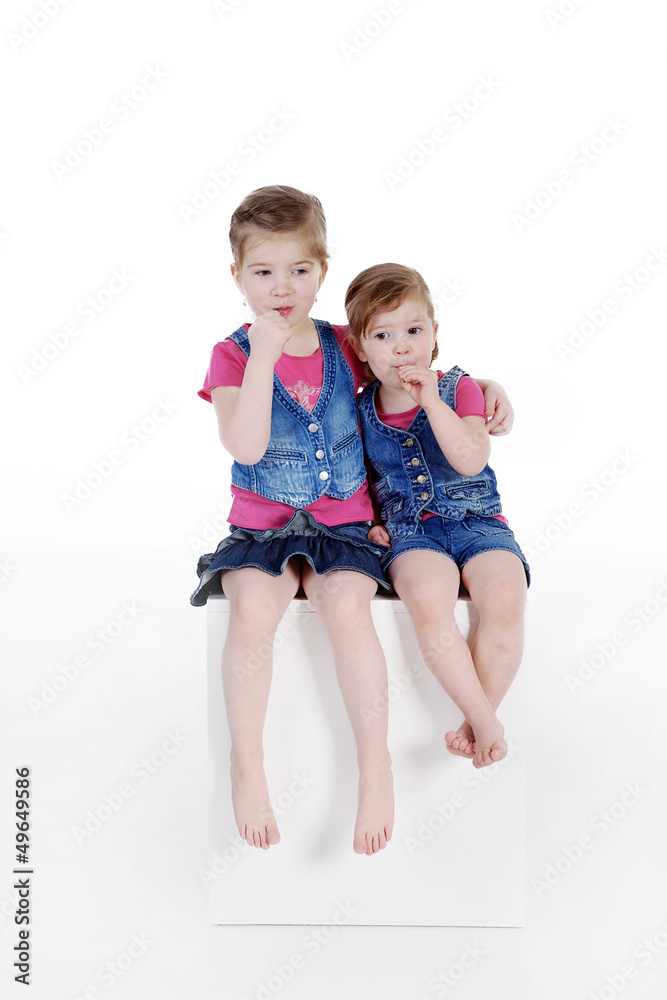 Stock-Foto „Junge Mädchen lutschen Lolly Porträt“ | Adobe Stock