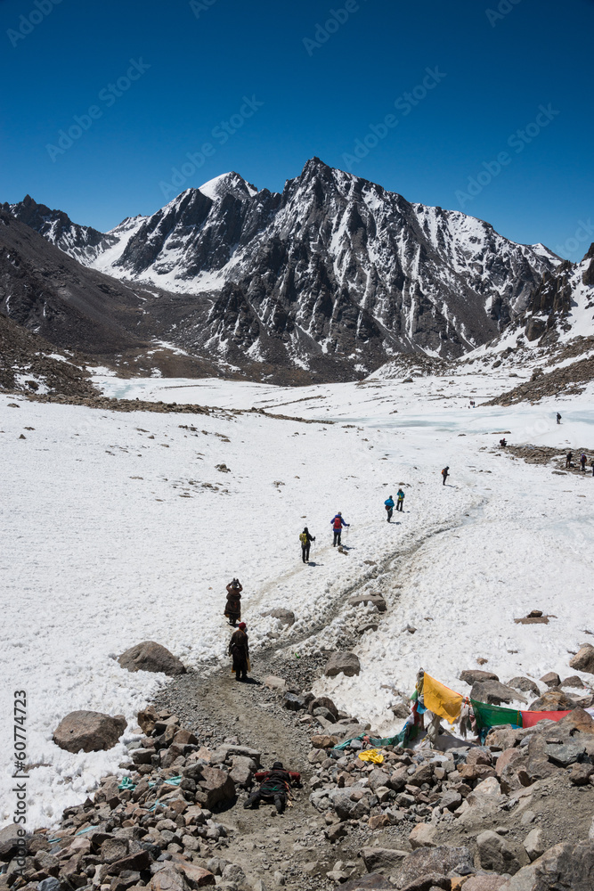Buddhist pilgrims and trekkers walking the kora around Kailash Stock ...