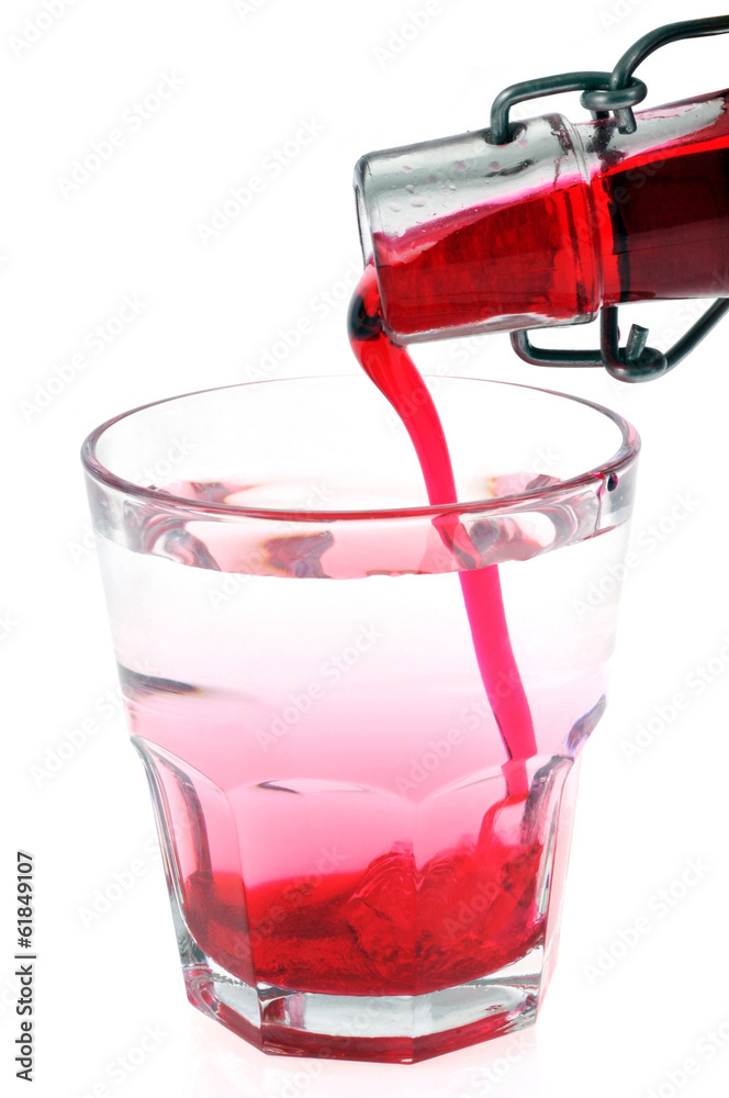 Sirop de grenadine versé dans un verre d'eau の Stock フォト | Adobe Stock