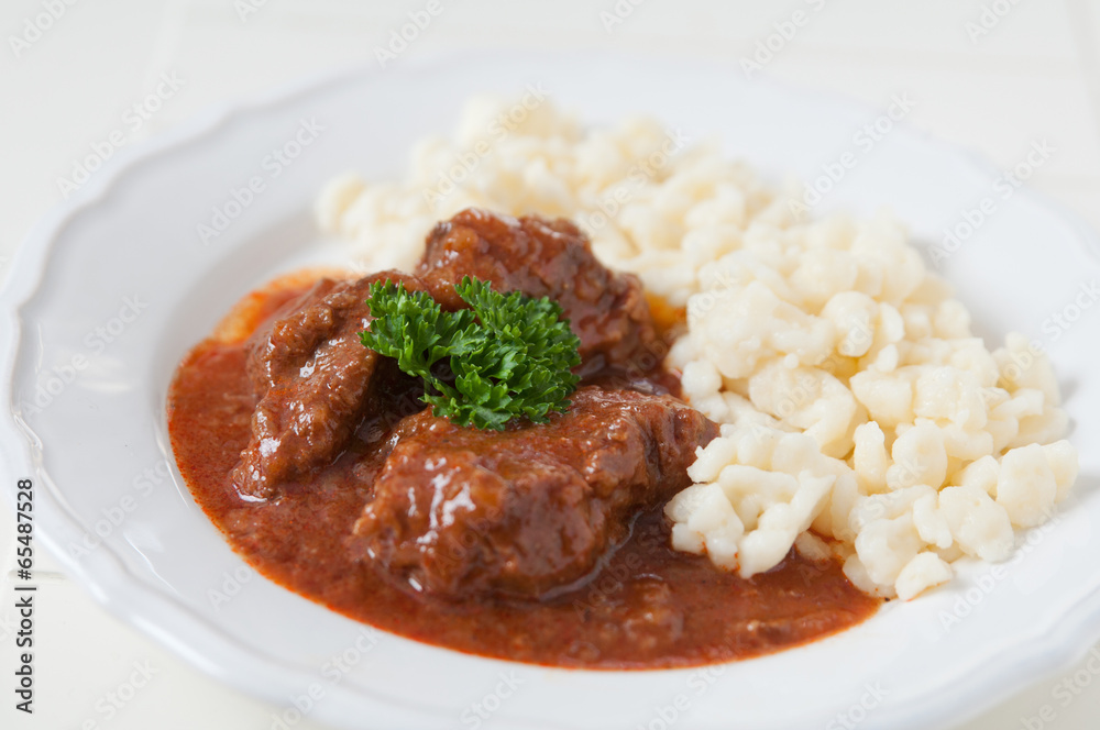 Stock-Foto „Gulasch mit Nockerl“ | Adobe Stock