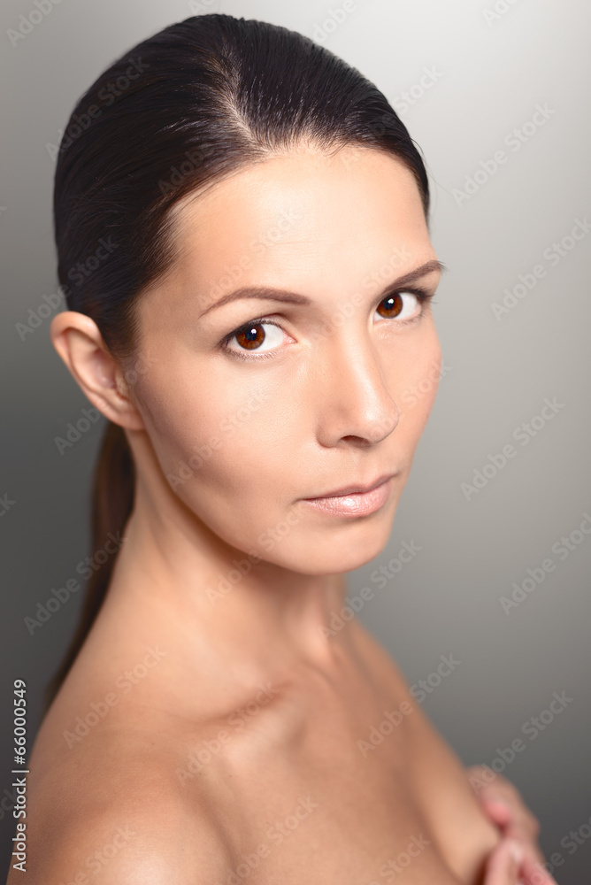 Stock-Foto „Nackte Frau bedeckt ihre Brust mit ihren Händen“ | Adobe Stock Stock-Foto „Nackte Frau bedeckt ihre Brust mit ihren Händen“ | Adobe Stock
