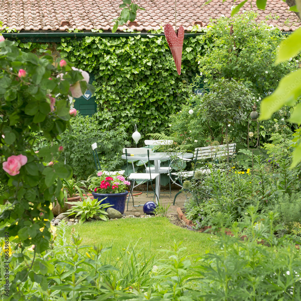 Stock-Foto „Idyllische Sitzecke im Garten“ | Adobe Stock