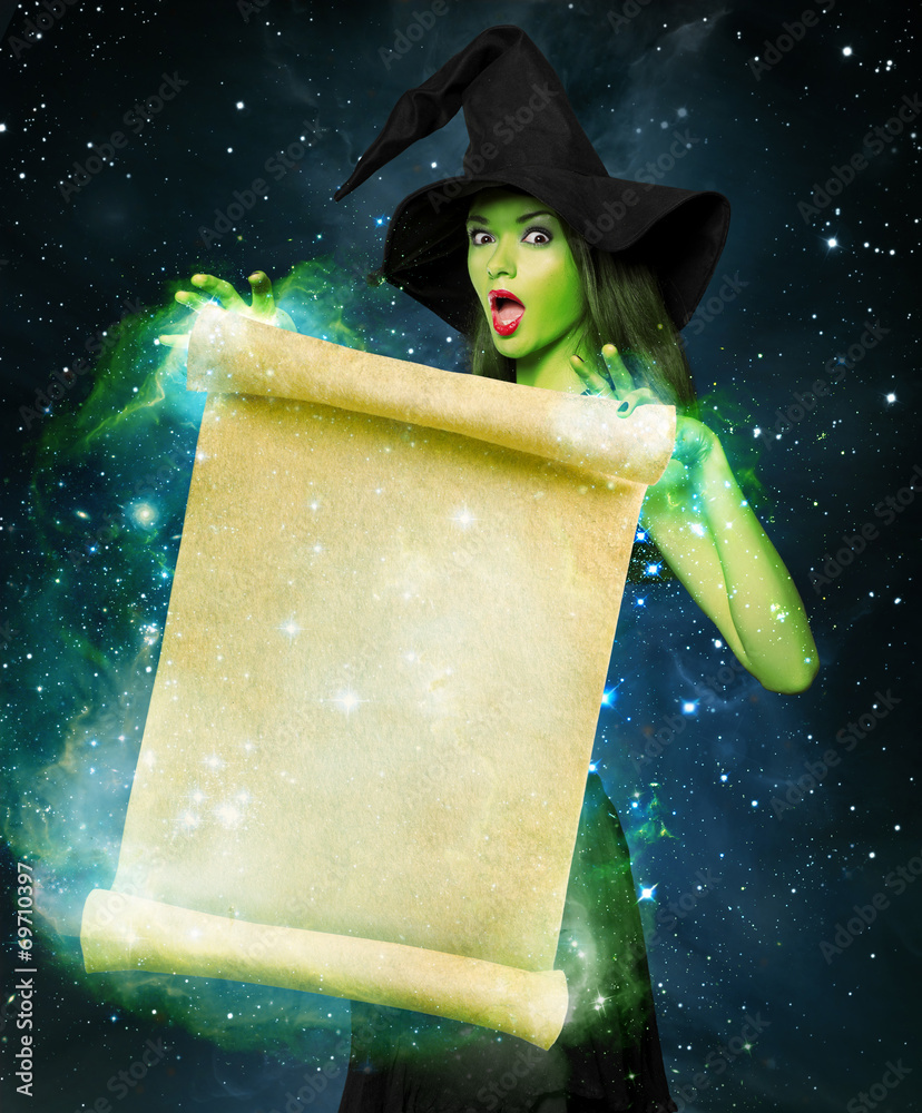Beautiful young woman as halloween witch の Stock フォト | Adobe Stock