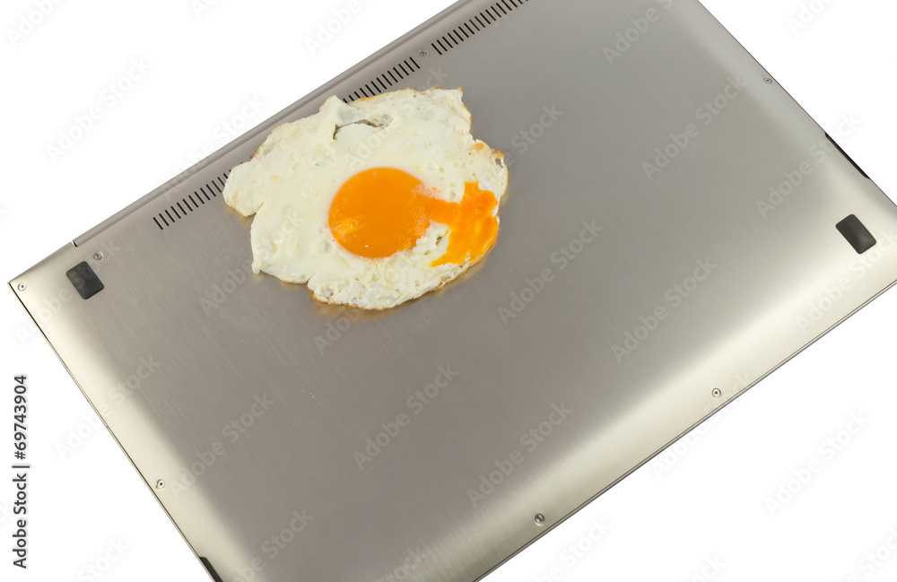 Photo Stock PC is a very hot and can hardly be fried eggs. Adobe Stock