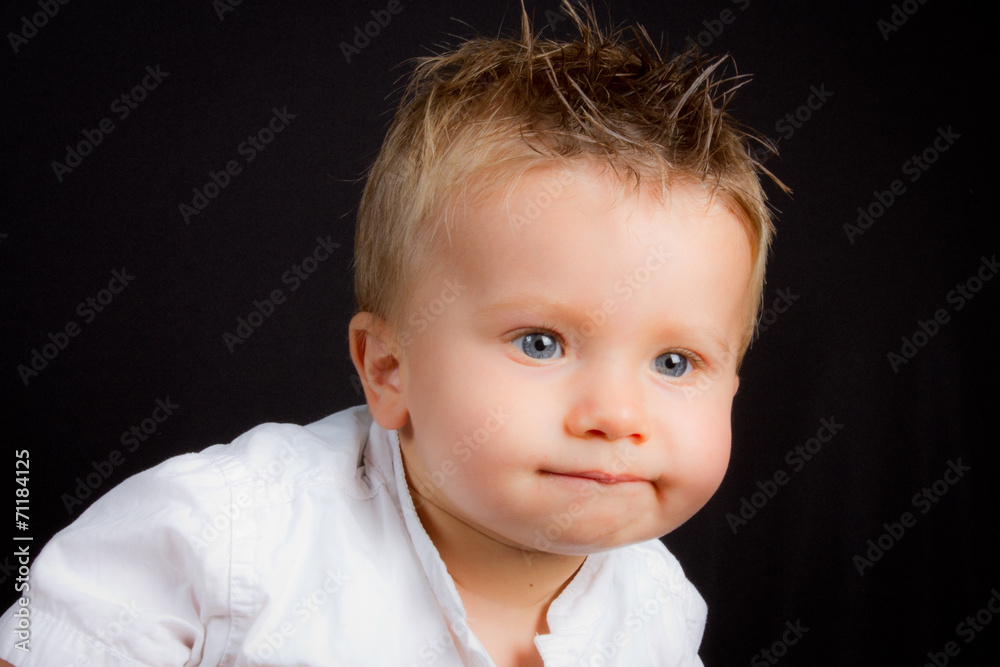 Photo Stock Petit garçon rigolo | Adobe Stock