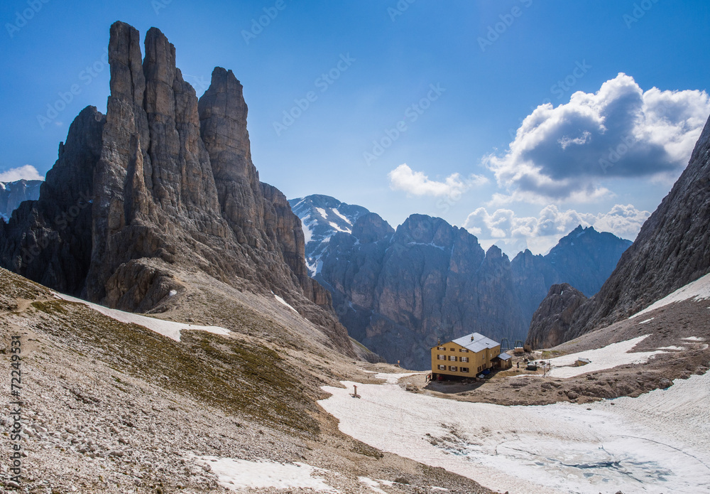 Re Alberto mountain hut and Towers of Vajolet, Dolomites Stock Photo ...