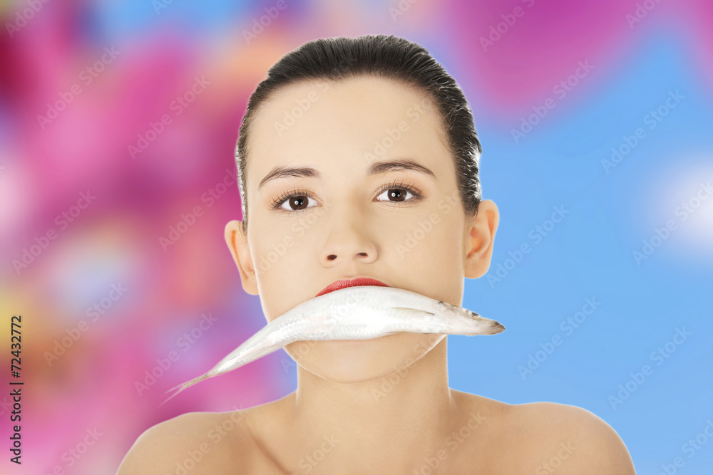 Stock-Foto „Young woman eating fish“ | Adobe Stock