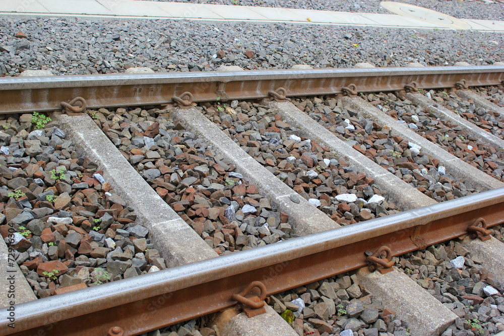 Stock-Foto „Gleis an einem Bahnsteig in einem Bahnhof“ | Adobe Stock