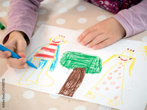 Kind malt ein Bild Stock Photo | Adobe Stock