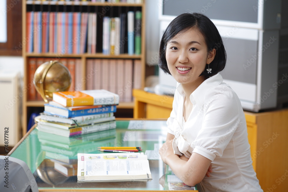 Photo Stock 고등학교 교실 안 선생님 | Adobe Stock