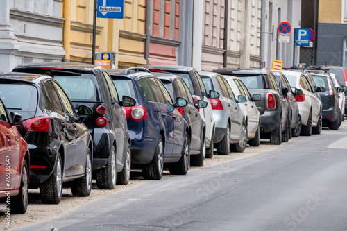 Autos parken am Straßenrand – Stock-Foto | Adobe Stock