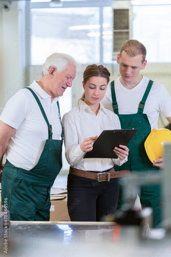 Foto de Stock Director and her workers | Adobe Stock