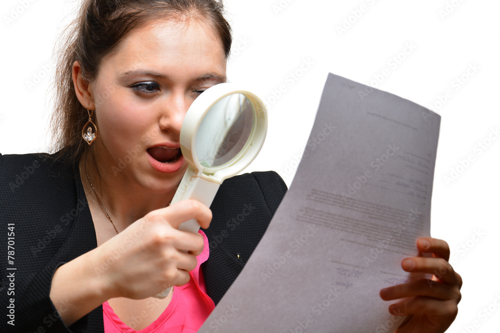 Stock-Foto „Junge Frau erstaunt über Kleingedrucktes“ | Adobe Stock