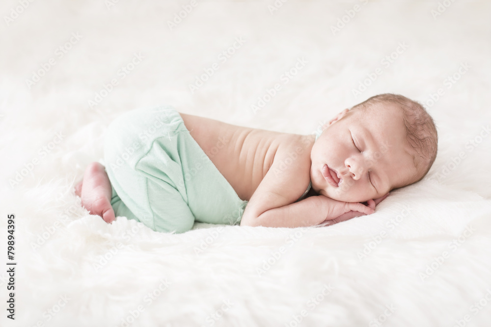 Stock-Foto „Newborn Baby in Bauchlage niedlich“ | Adobe Stock