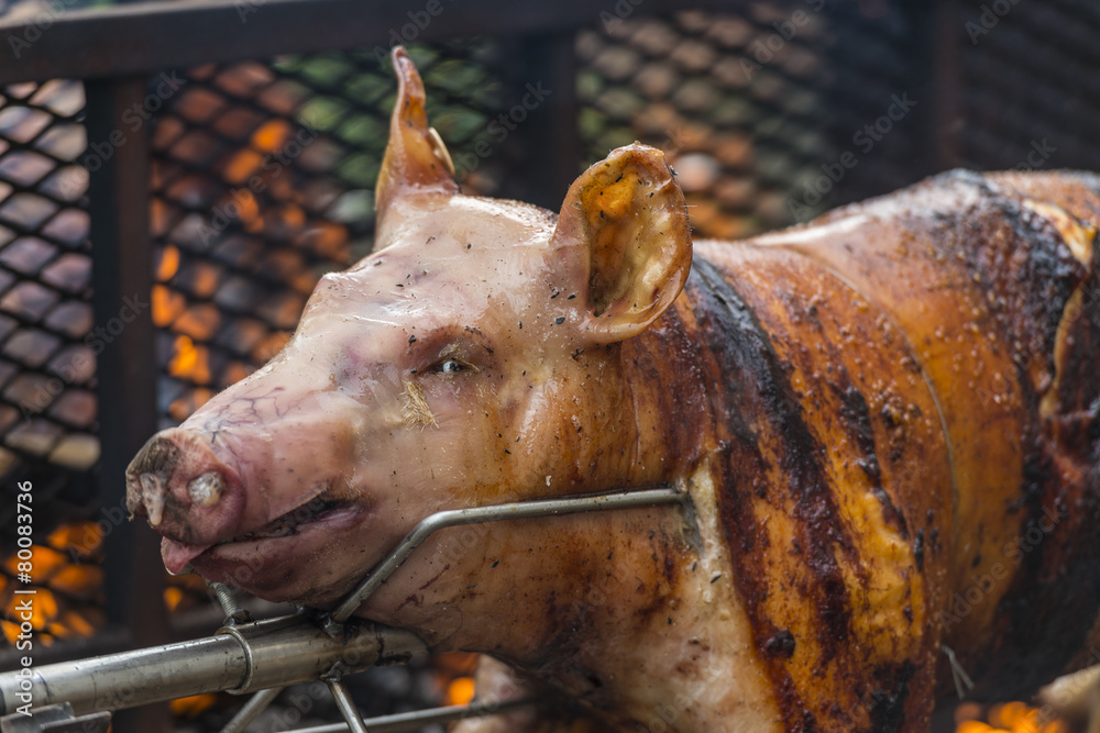 Cochon grillé préparé par le boucher pour le repas des visite Stock ...