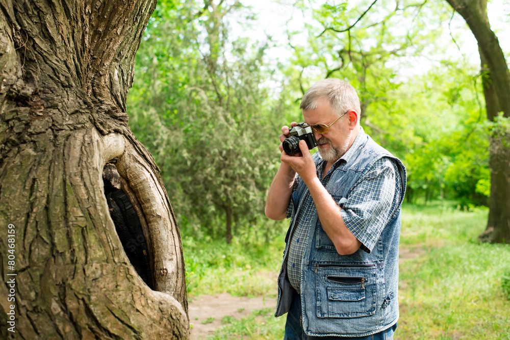 Stock-Foto „old man photographs“ | Adobe Stock