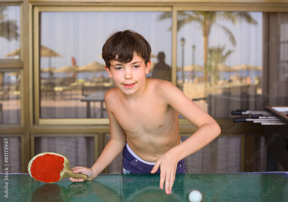 Foto de Stock preteen handsome boy play table tennis in the beach ... Foto de Stock preteen handsome boy play table tennis in the beach ...