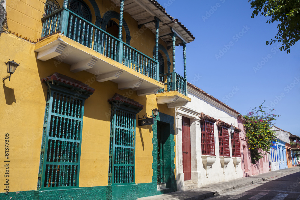 Hermosas calles y fachadas de las casas coloniales de la ciudad ...