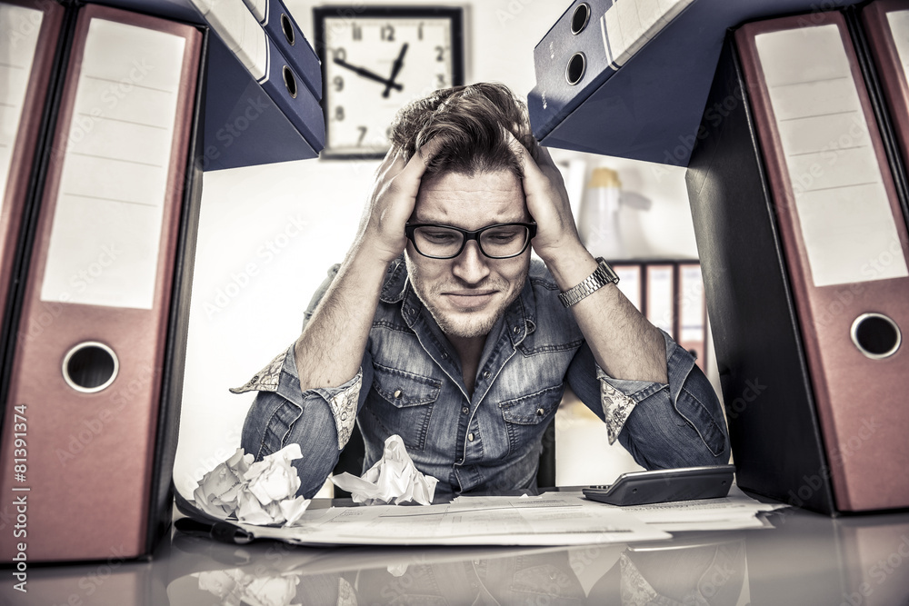 Stock-Foto „Man totally desperate at work“ | Adobe Stock