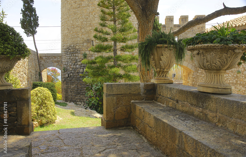 Banco en los jardines del conjunto arquitectónico de gaudi, El Garraf ...