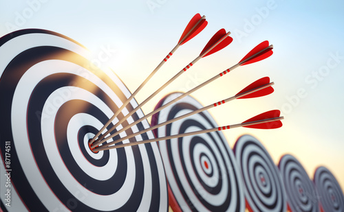 Zielscheiben mit Pfeilen Stock Illustration | Adobe Stock