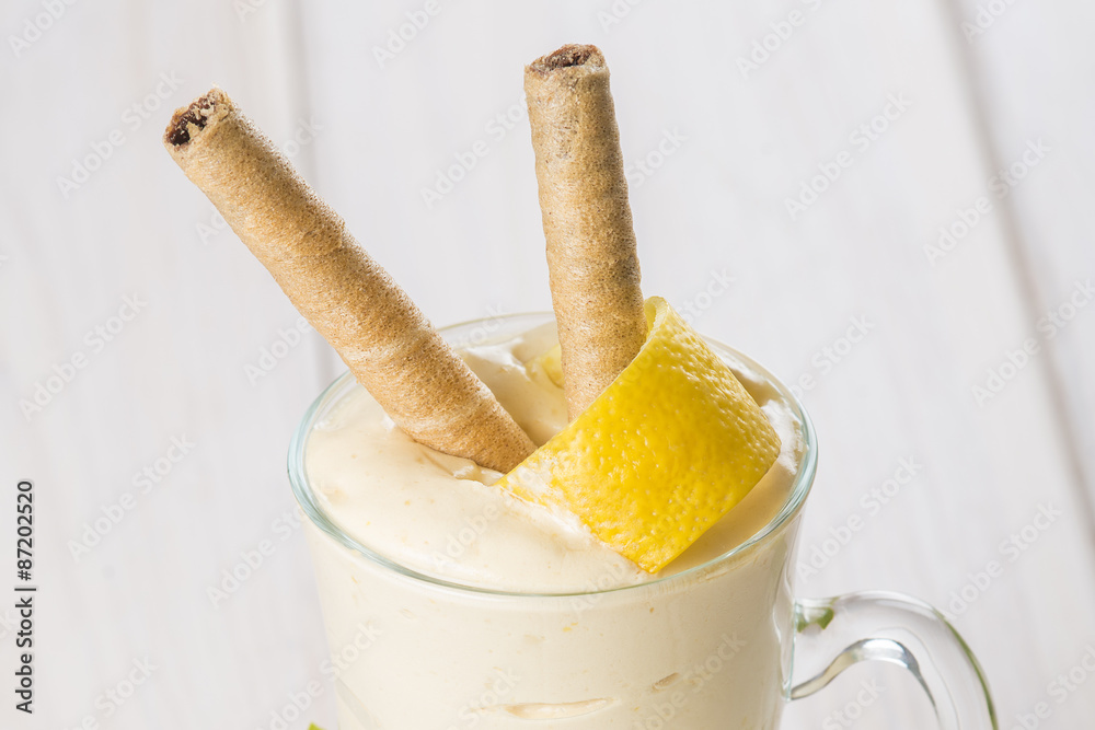 Helado batido granizado mousse refresco de limón en copa de cristal ...