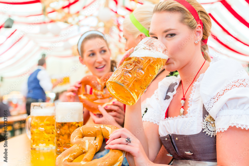 Stock-Foto „Freundinnen trinken zusammen Bier im Bayrischen Dirndl auf ...