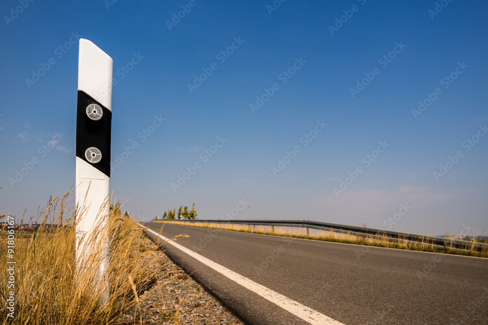 Leitpfosten am Strassenrand Stock Photo | Adobe Stock