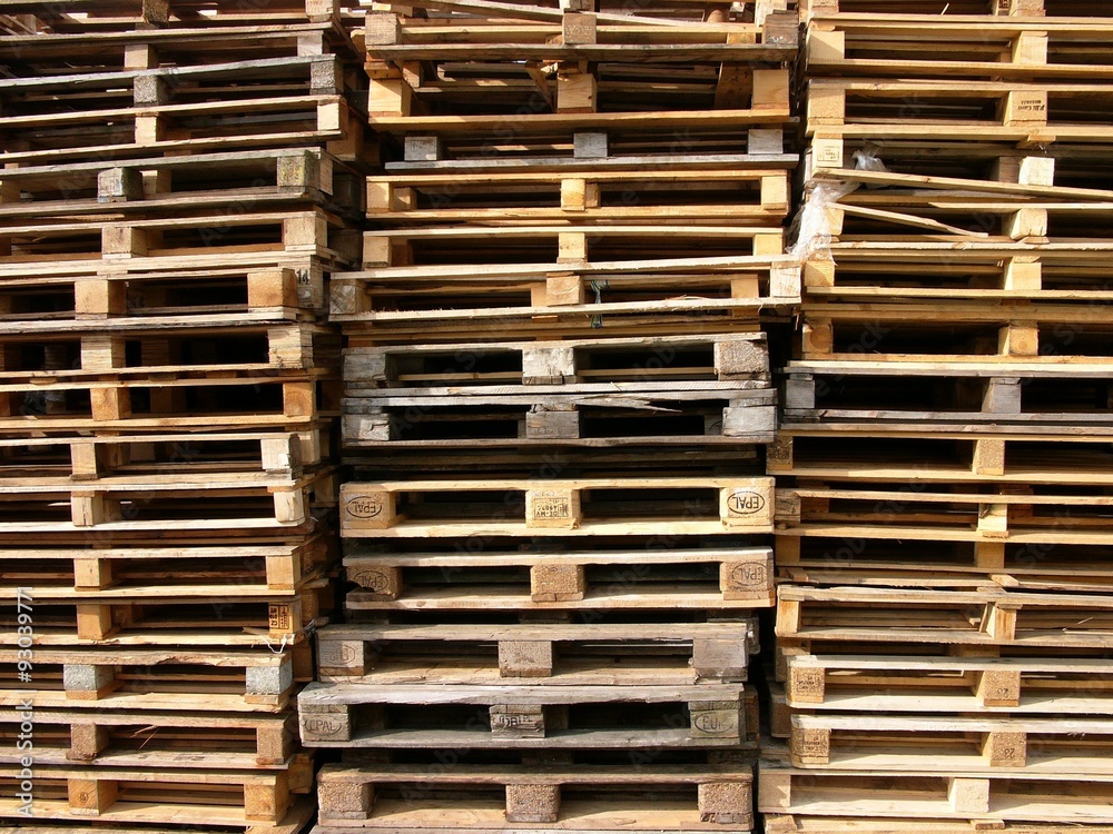 Gestapelte Europaletten aus Holz auf einem Fabrikgelände im ...