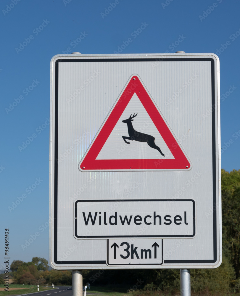 Stock-Foto „ Achtung Wildwechsel Schild“ | Adobe Stock