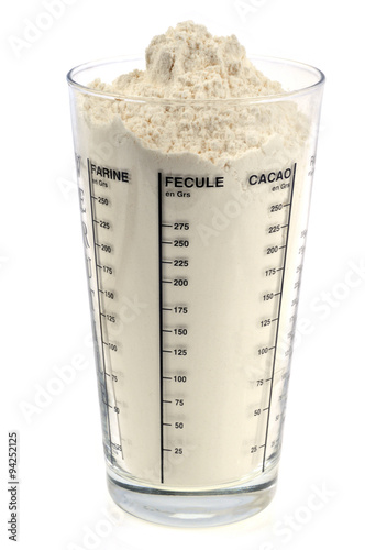 Verre Doseur Rempli De Farine Acheter Cette Photo Libre De Droit Et verre-doseur-rempli-de-farine-acheter-cette-photo-libre-de-droit-et